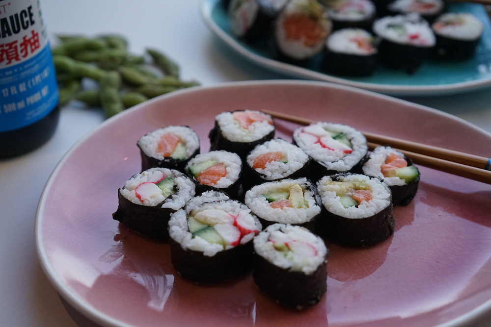 Recept: Sushi met zalm, avocado, komkommer en surimi voor een ...